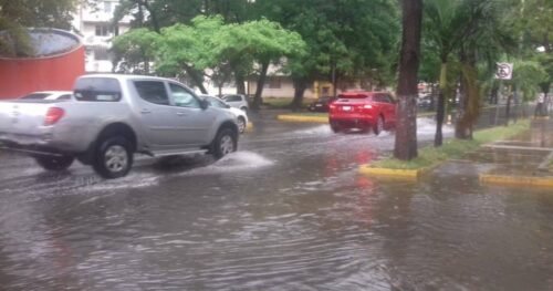 Villahermosa afectada por lluvias, caos vial y encharcamientos